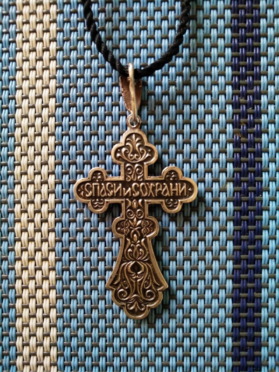 Цепи, кресты, подстаканник, бижутерия, камни.