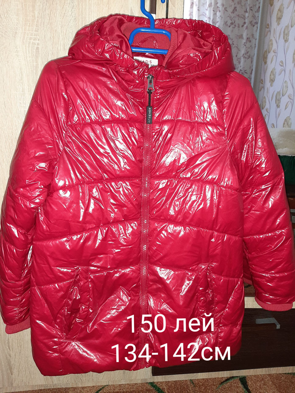 Продам курточку и пальто на девочку в отличном состоянии.