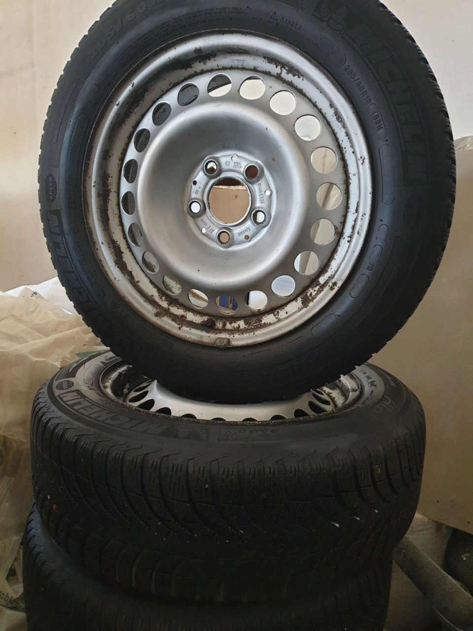 Mercedes R16 7Jx16H2 ET33 + Michelin Alpin A4 205/60 R16