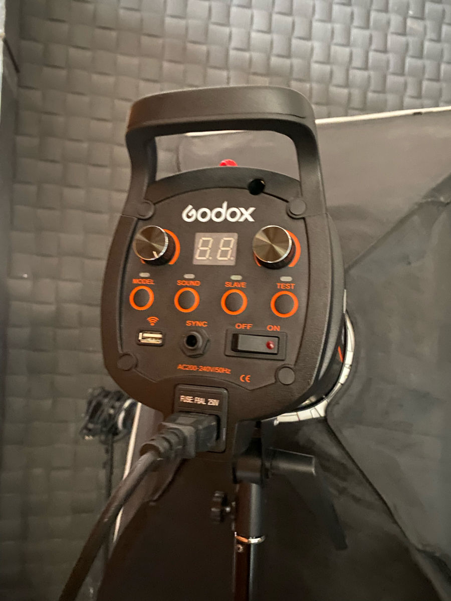 Продам Godox QT600
