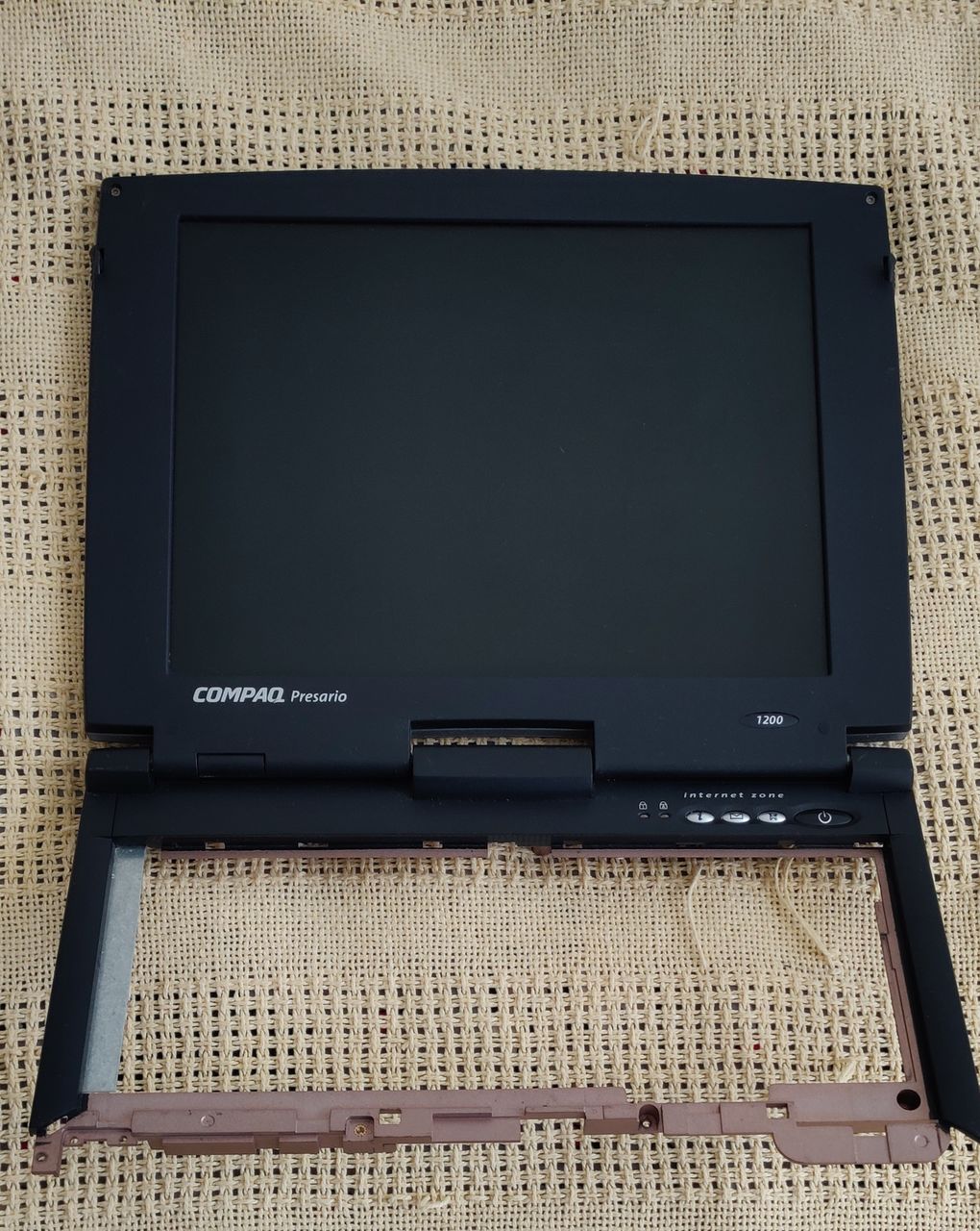 se vinde ecran compaq presario 1200 12.1 in