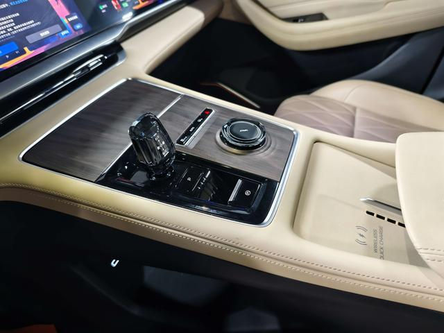 Geely Monjaro an. 2024 cu rulaj 12000 km, Benzină, 22900