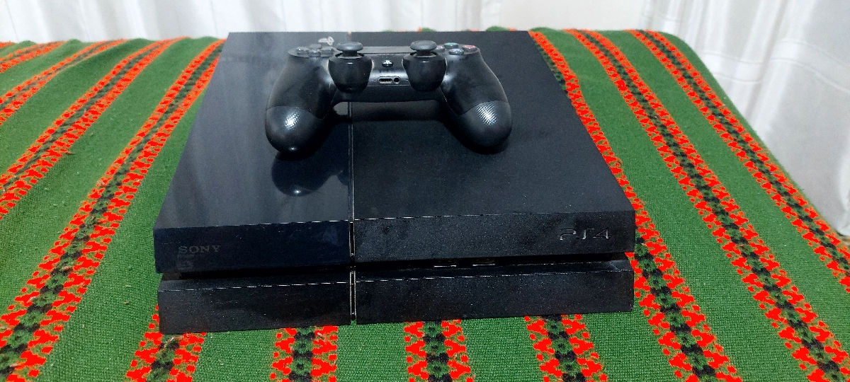 Vând PlayStation4