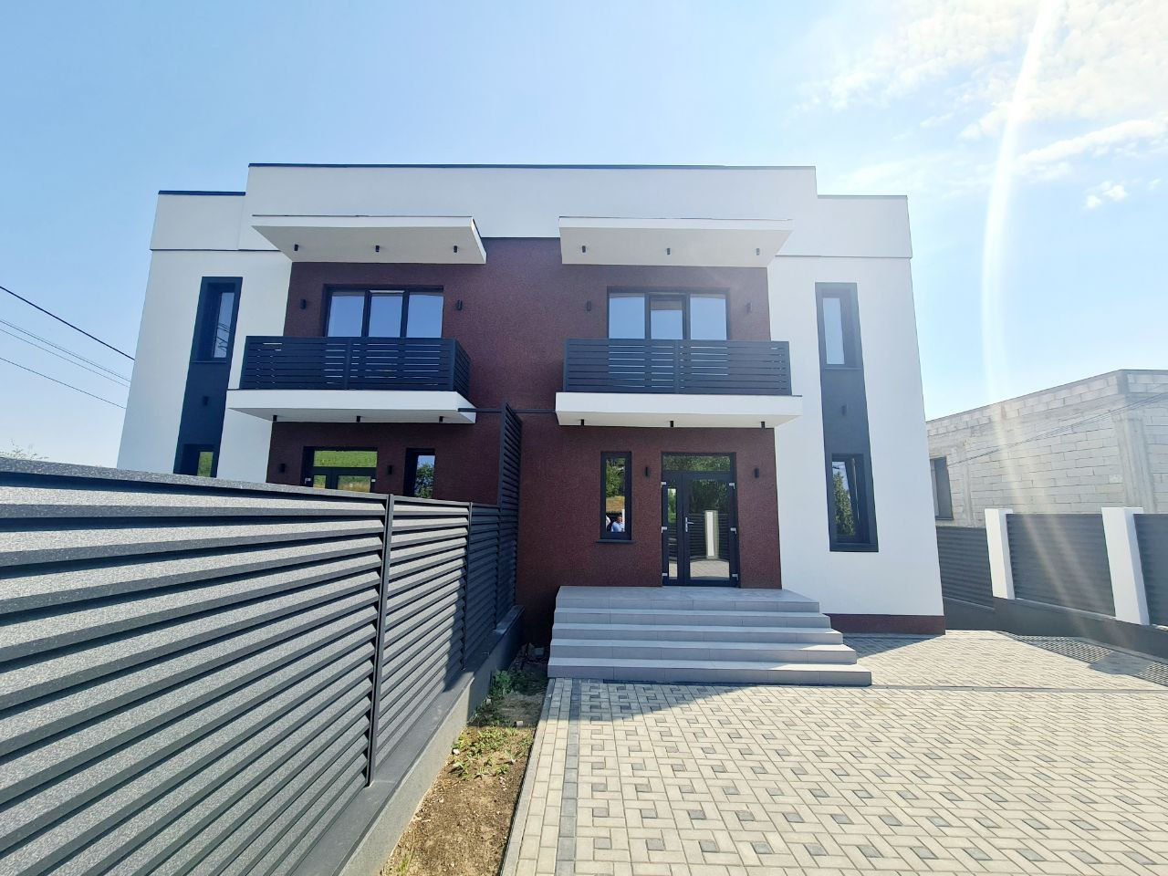 Duplex în 2 nivele, sîngera, 250 mp + 5 ari!