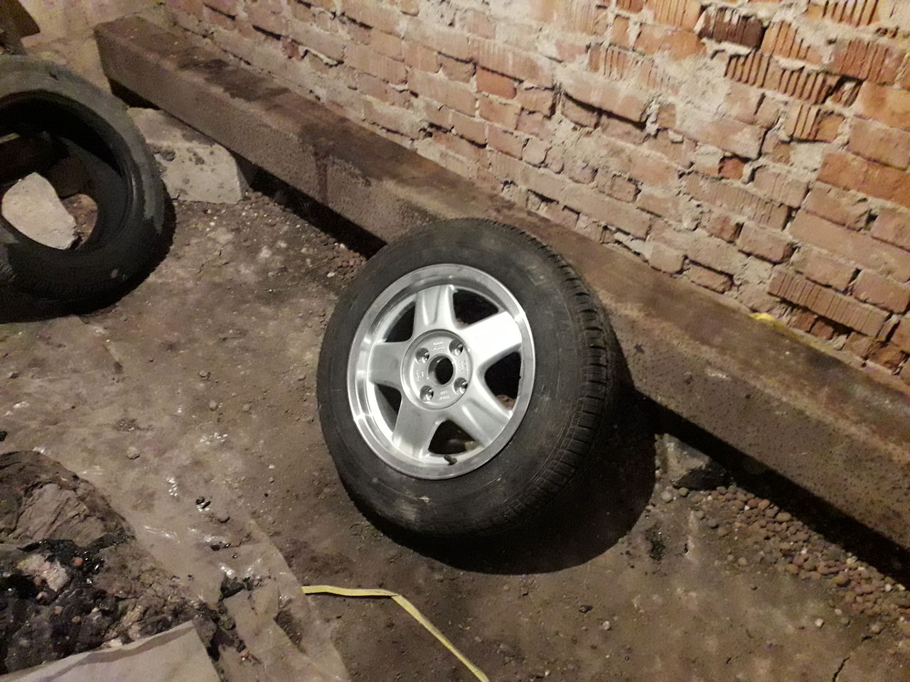Новый диск с резиной от Ауди 80 B4