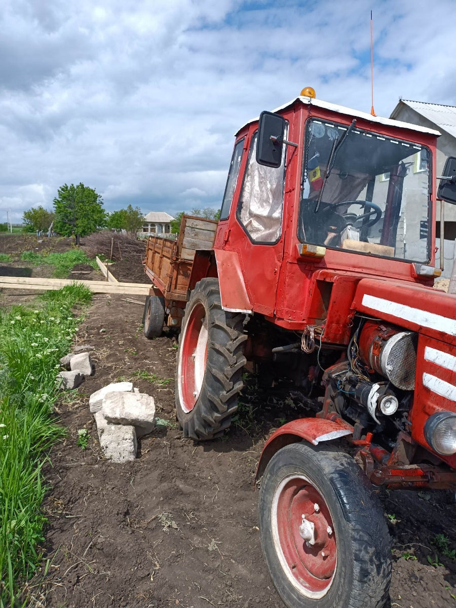 Vind tractor t 25 cu remorca motorul facut acum recent tot schimbat nou schimb pe bus