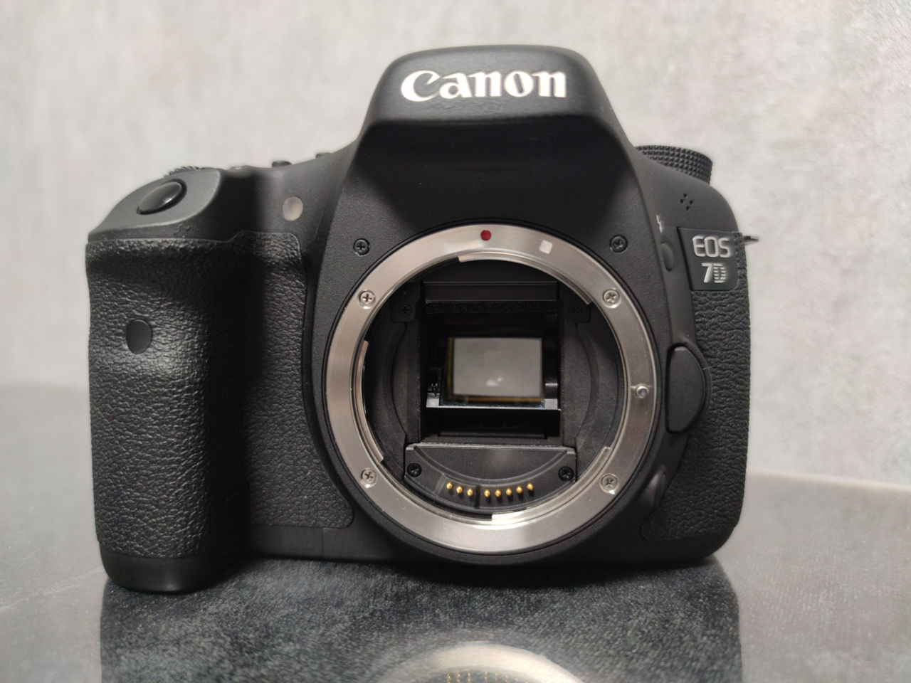 Canon EOS 7D Body почти новый, в идеальном состоянии + EF-S 18-55, или обмен на Canon 17-55mm f/2.8