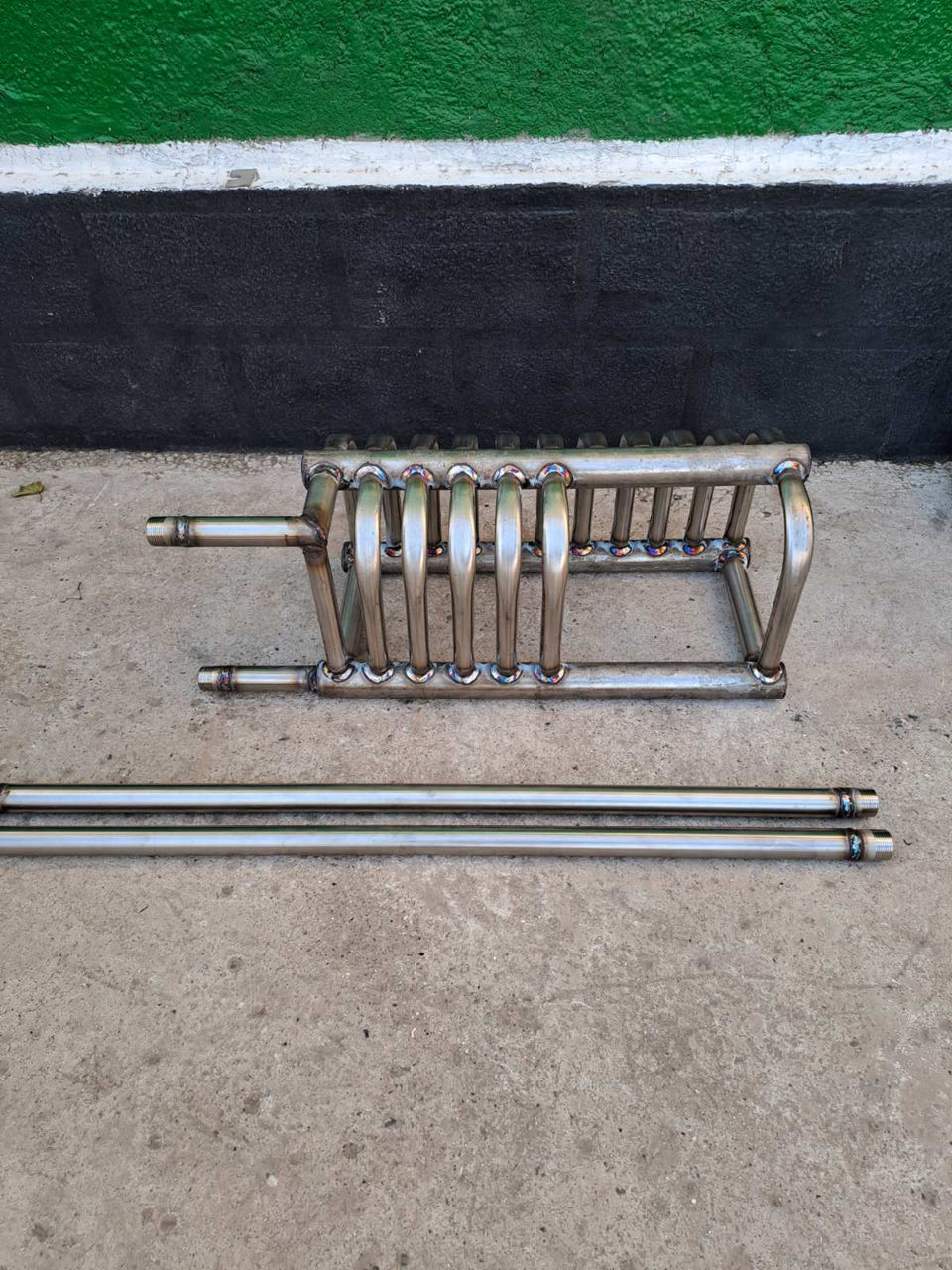 Cazane din inox, și metal negru.