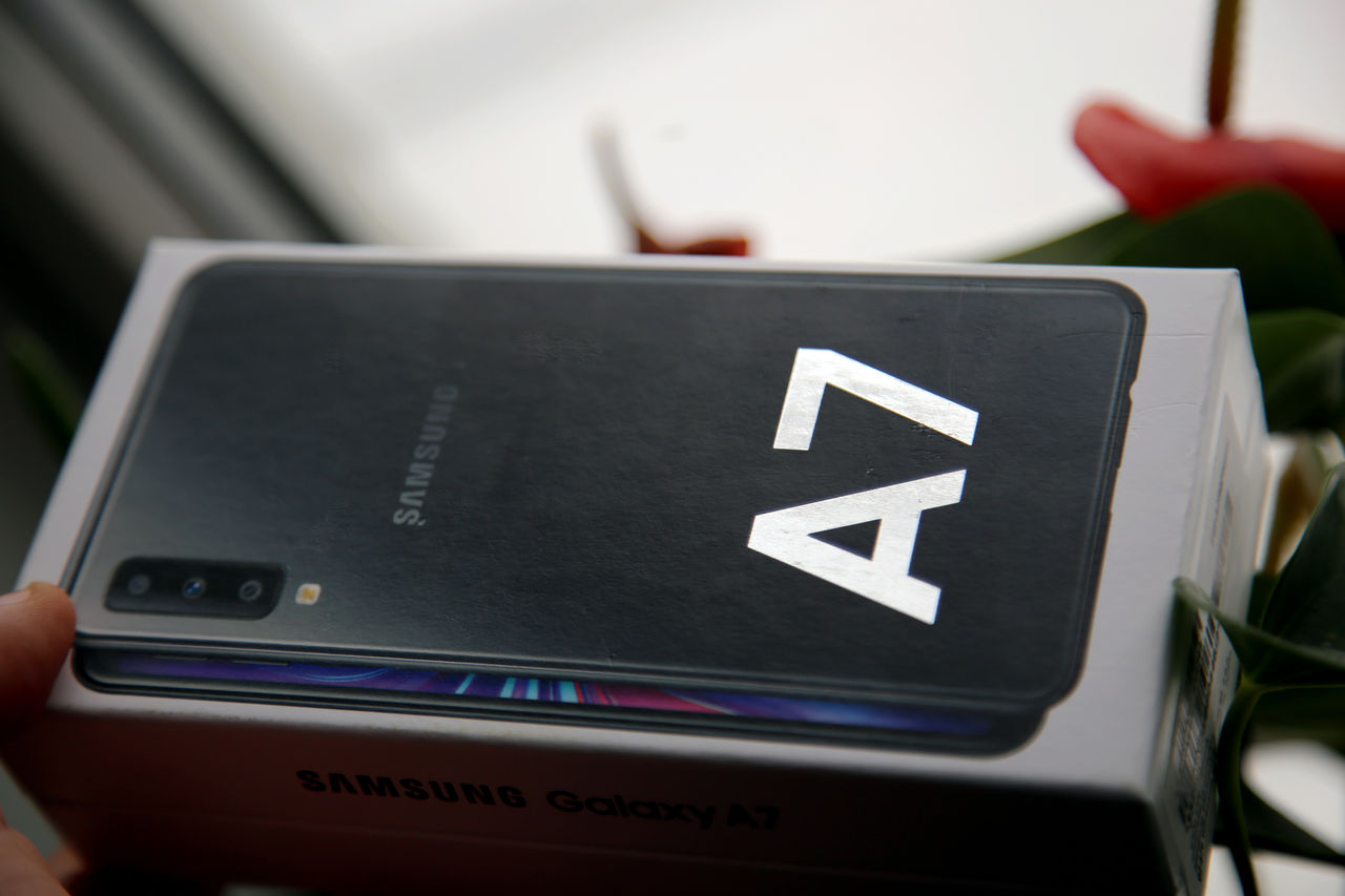 Samsung Galaxy A7 (2018) 4/64Gb SM-A750F/DS Black