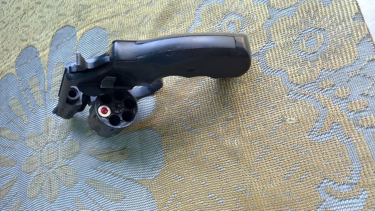 Pistol cu cartuse oarbe.