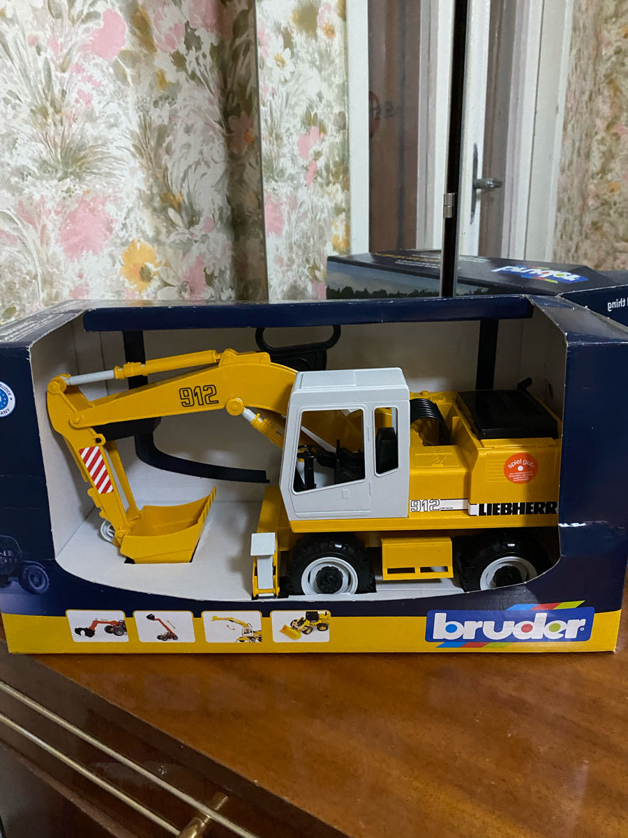 Excavator Bruder nou, 450 lei