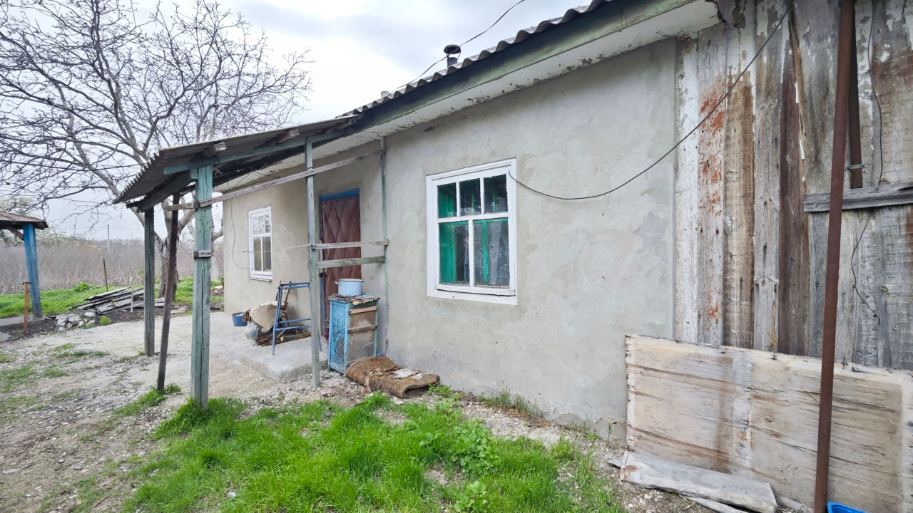 Se vinde o casă de locuit cu 1 etaj (70 m²) + bucătărie de vară (32 m²), pe un teren generos de 28 a