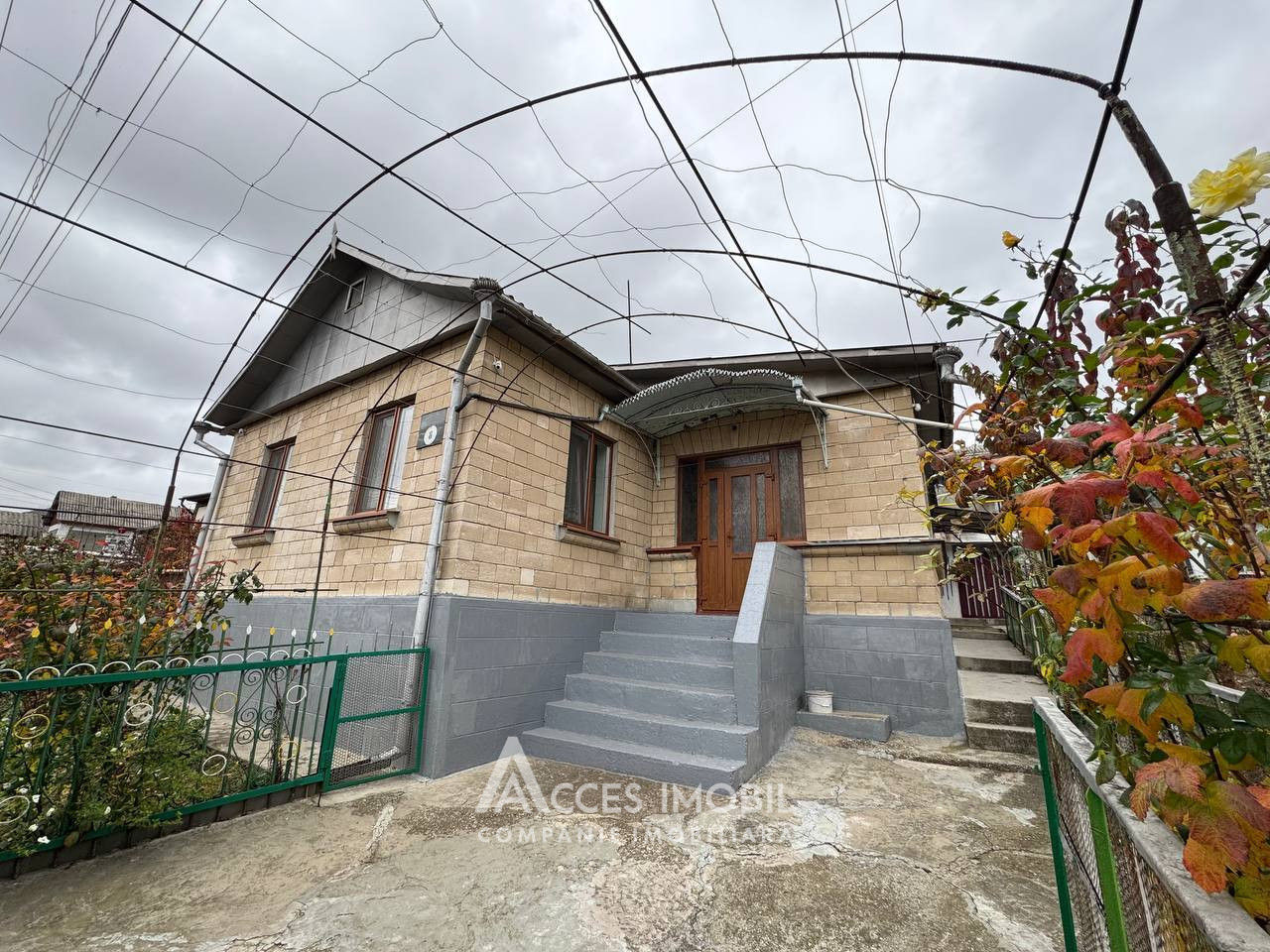Casă! str. Pitulicii, Poșta Veche, 3 camere + living, 100m2 + 7 ari.