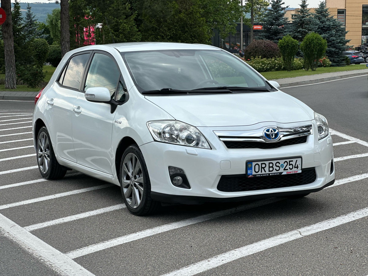 Toyota Auris 2012 г. с пробегом 114000 км, Гибрид, 8800