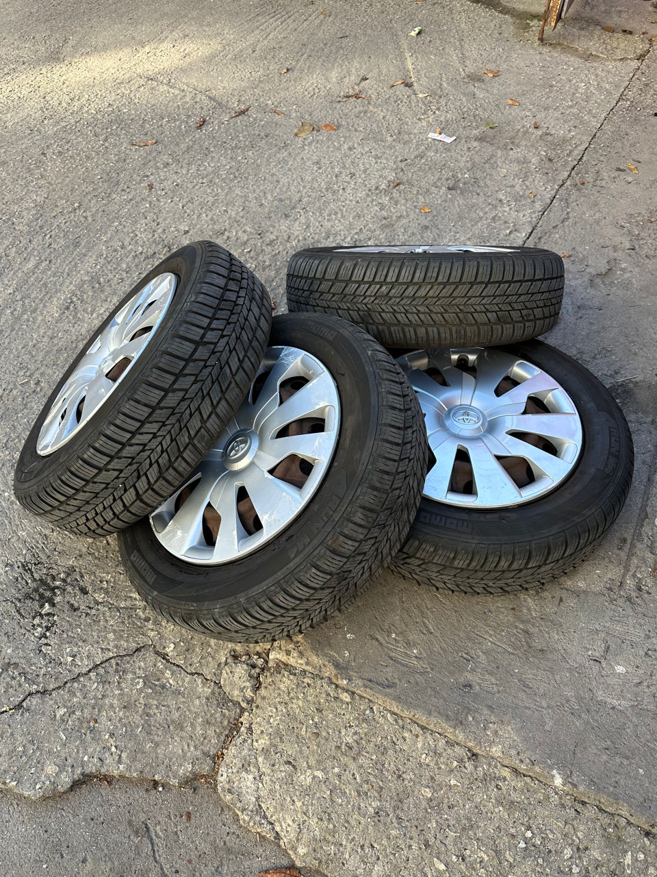 Jante 4x100 R15 cu cauciucuri de iarna 175/65 R15 Toyota Yaris