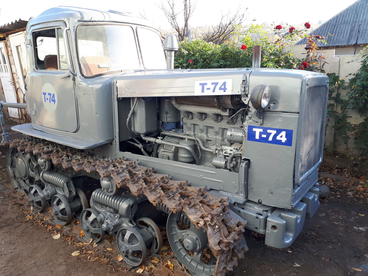 se vinde tractor t74 cu plug tractorul e în stare foarte bună are și acte