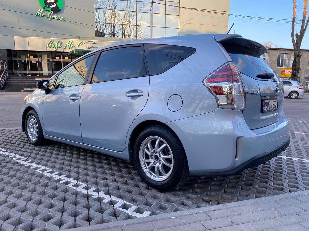 Toyota Prius v