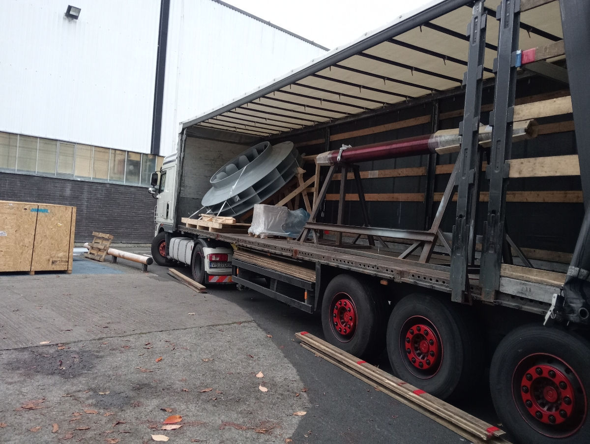 Vind 2 Remorci shmitz (2007/2005) cauciucuri noi.