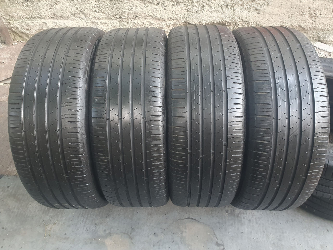 235/55/ R19- Continental.