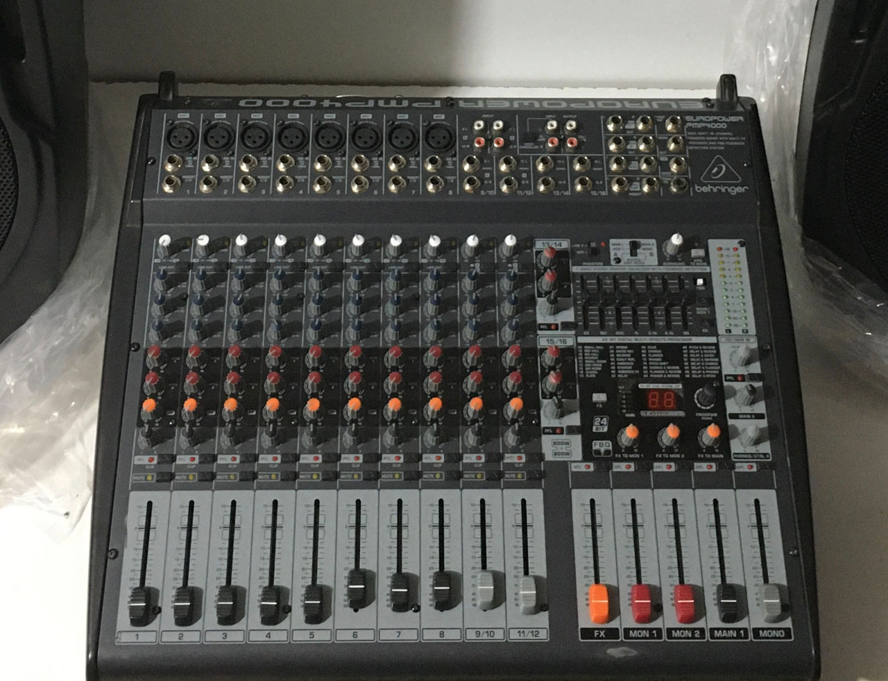 Mixer activ behringer pmx 4000 , 1600 W