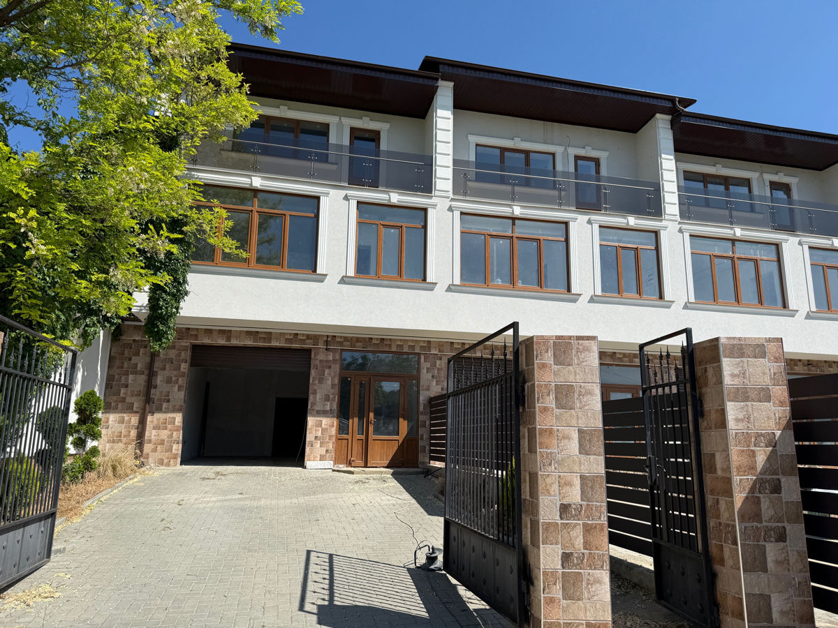 Casă spațioasă, cu garaj și terasă – 3 niveluri, construcție solidă din ...
