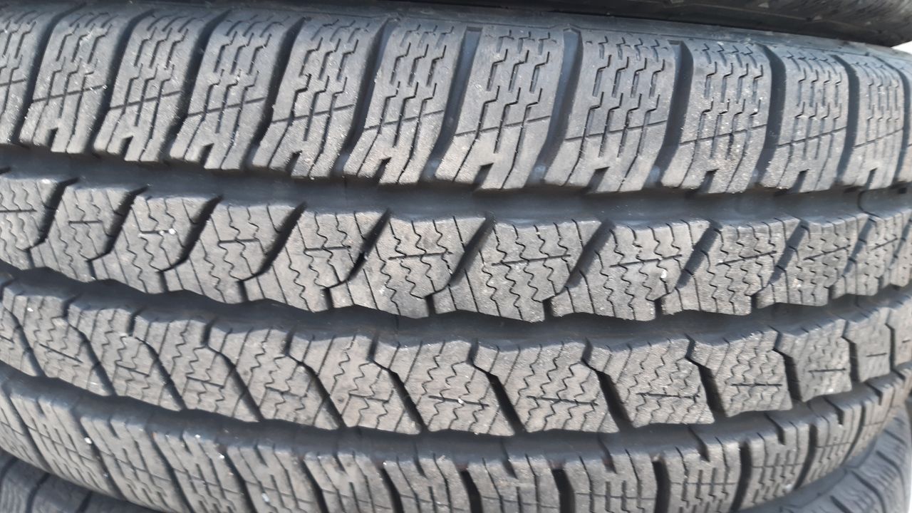 Vind 4 cauciucuri 205/65/16C Iarna