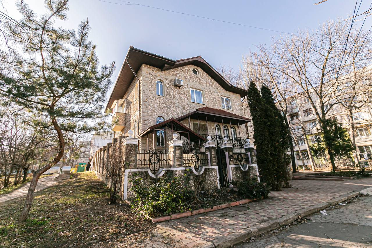 Casă spre chirie cu 4 camere, 300 m2 în Chișinău, Botanica