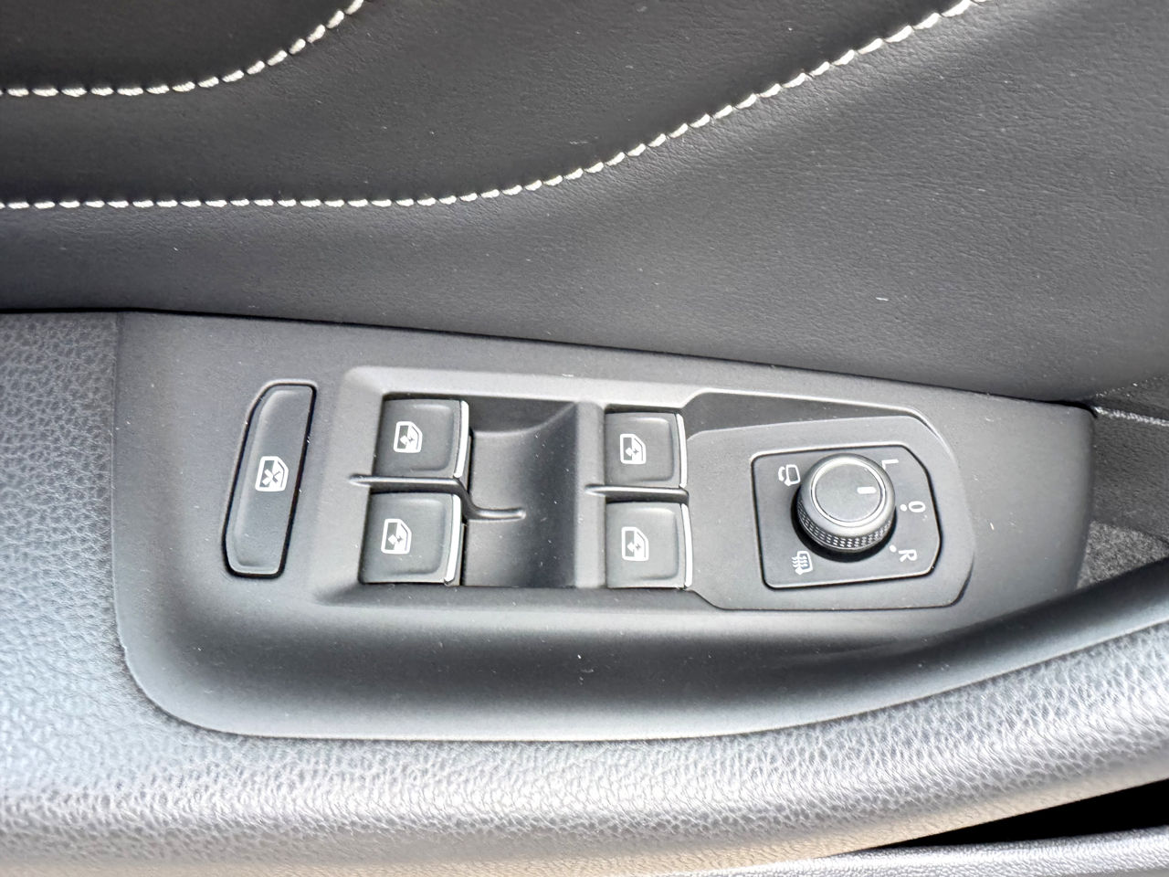 Volkswagen Passat an. 2021 cu rulaj 198000 km, Plug-in Hybrid (benzină ...