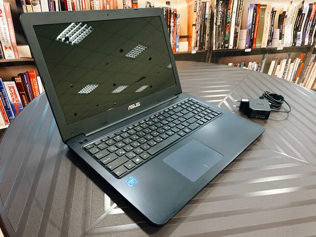Продам ноутбук Asus E502M