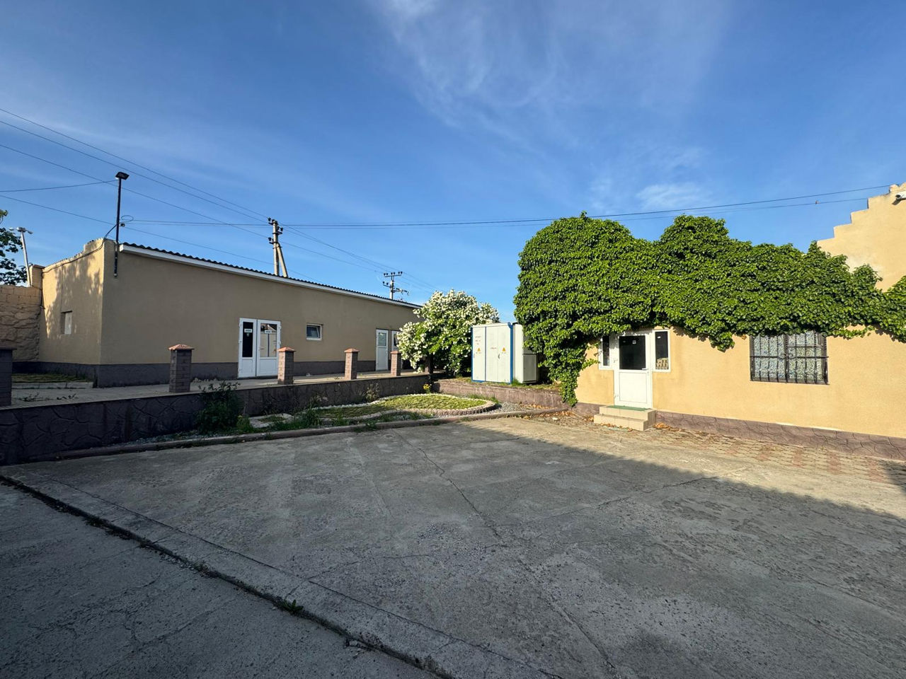 Spre vânzare construcție 610 mp / 0.13 ha teren pentru producere ...