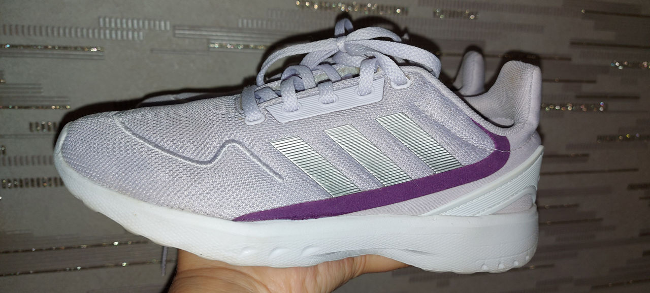 Ghetute adidas originale 350 lei m.35.5