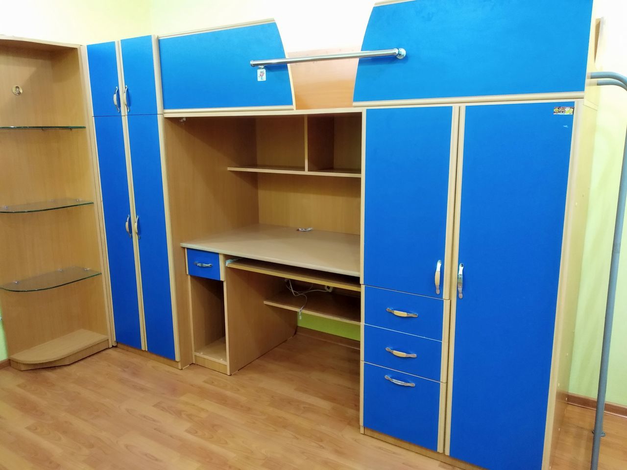 Mobila pentru camera copilului in stare foarte buna.Sus este pat