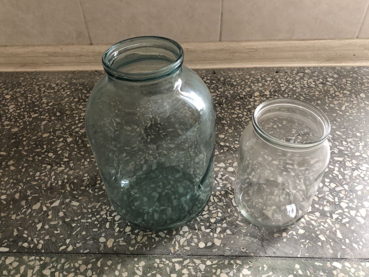 vind borcane (banci) de 3 litri si de 1 litru, la pret de 7 si 4 lei