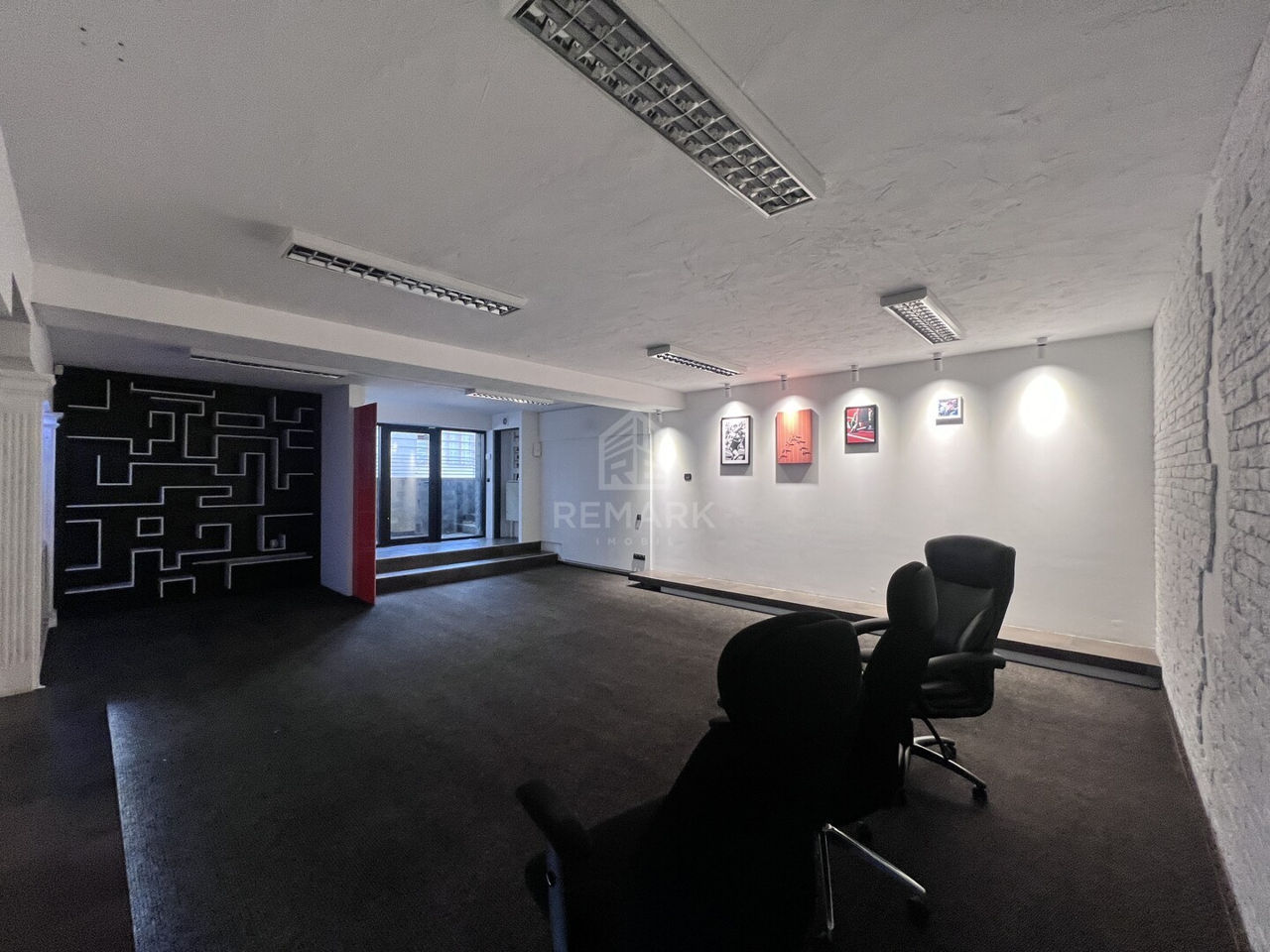 Clădire separată cu 13 birouri și 5 locuri de parcare