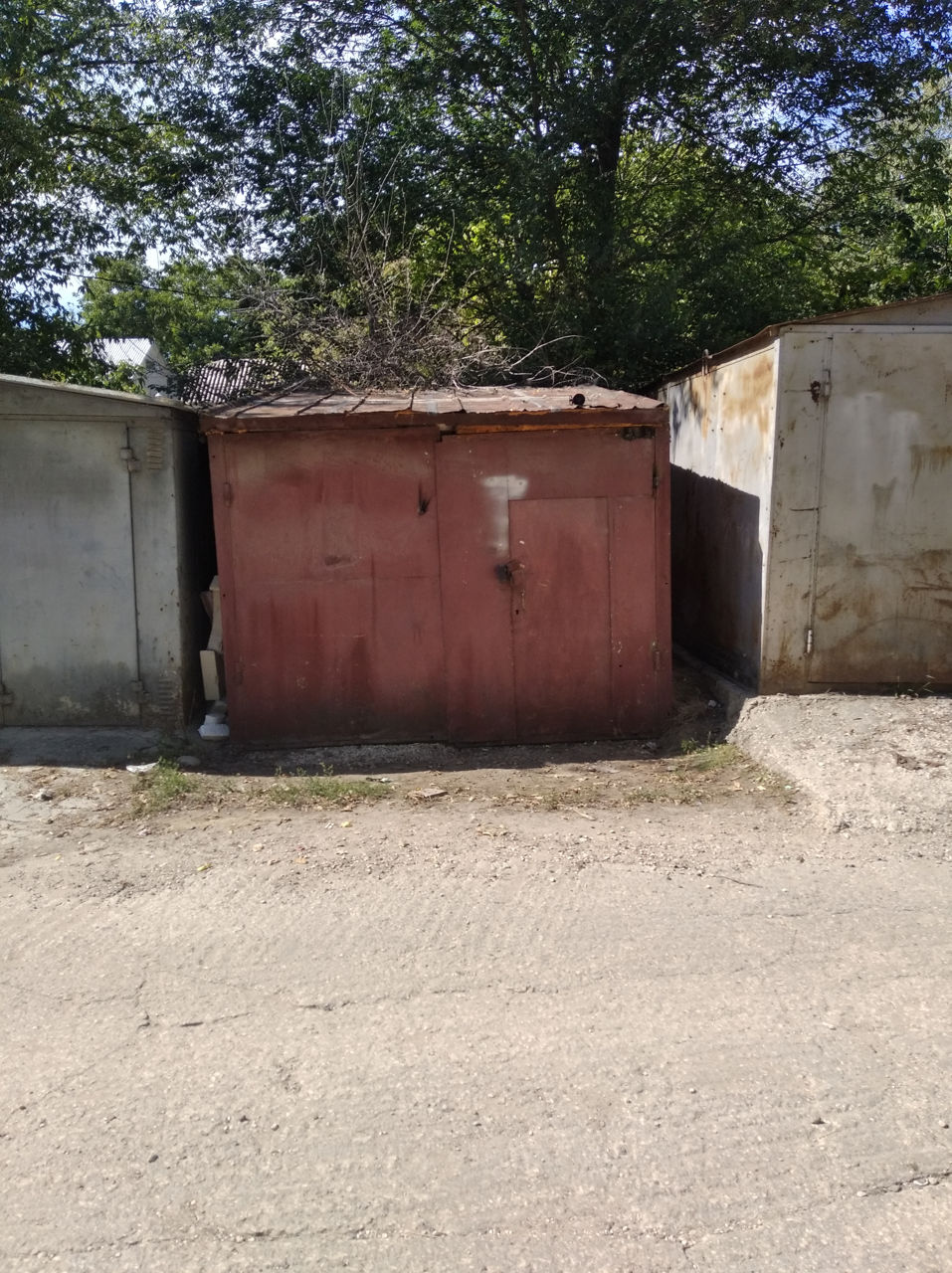 Se da in chrie garaj metalic -800lei