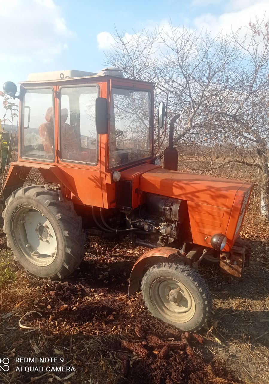 Vînd tractor