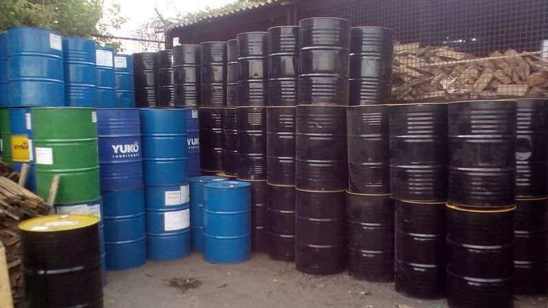 Vind butoaie de metal 150 lei bucata