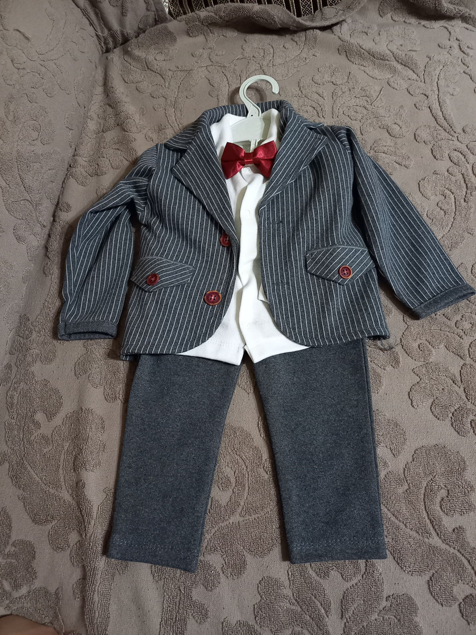 Vind hainute pentru bebelusi băiat