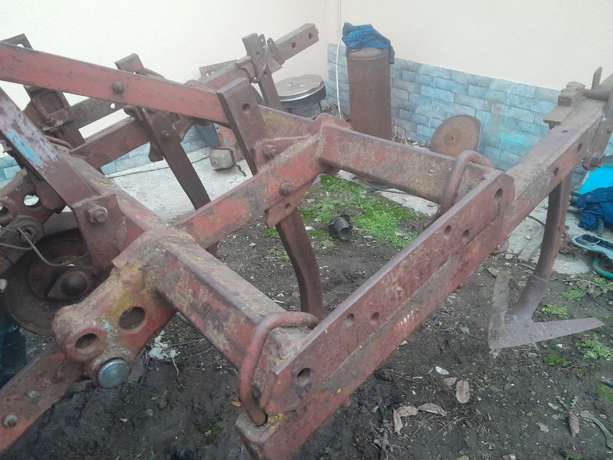 Cultivator , și plug pentru vie, ambele la cîte 10000 lei.