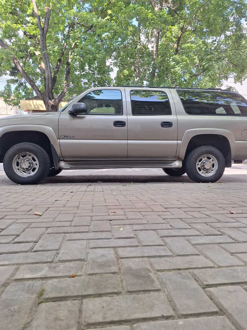 Chevrolet Suburban an. 2001 cu rulaj 155 mi, Benzină, 12500