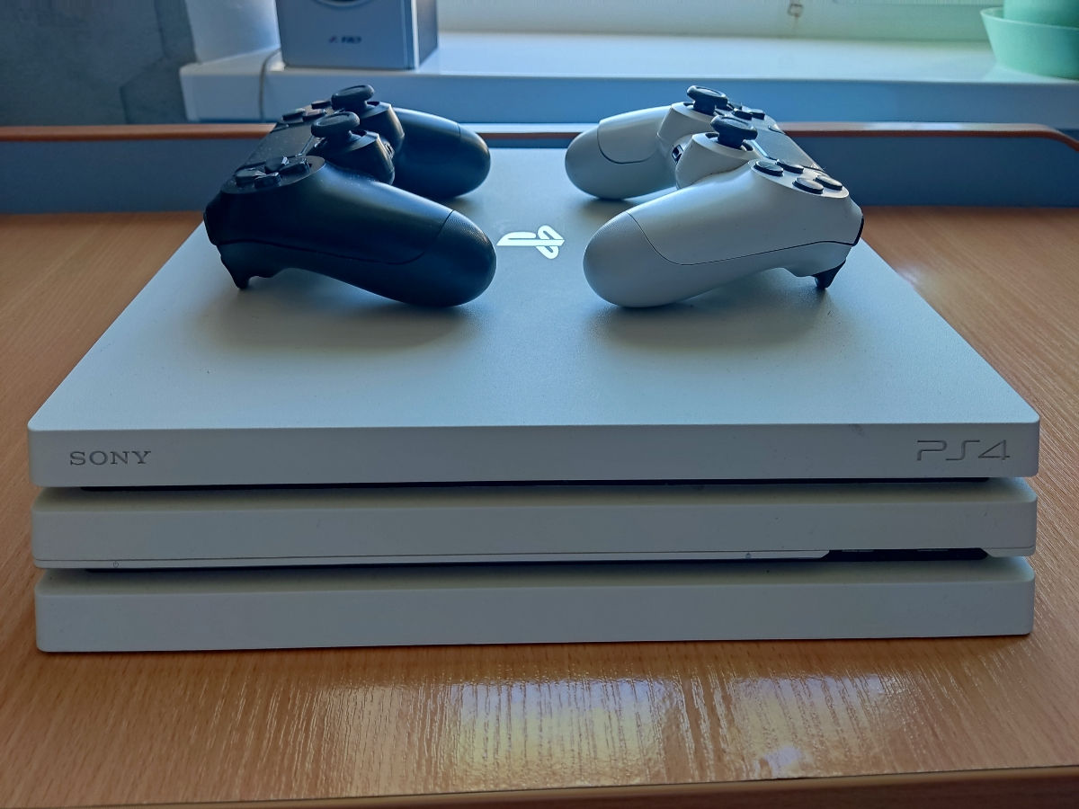 Vând PlayStation 4 pro 2 gamepaduri și 10 jocuri