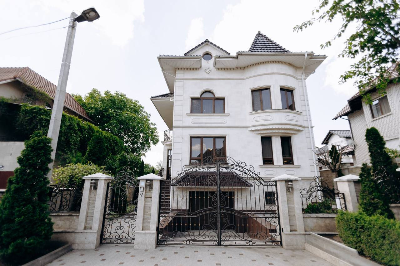 Casă spre chirie cu 4 camere, 400 m2 în Chișinău, Ciocana