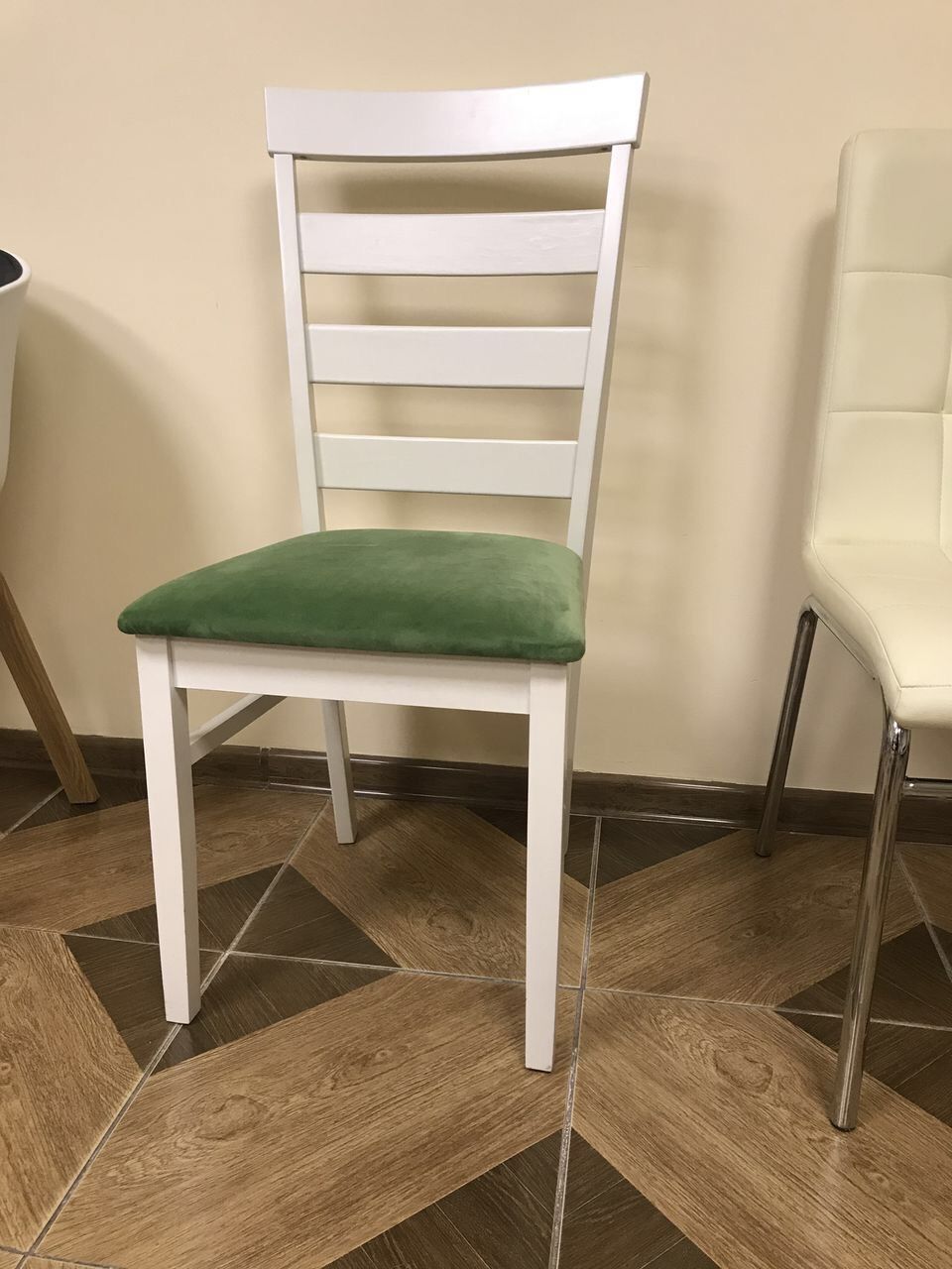Scaune albe din lemn (Velur)