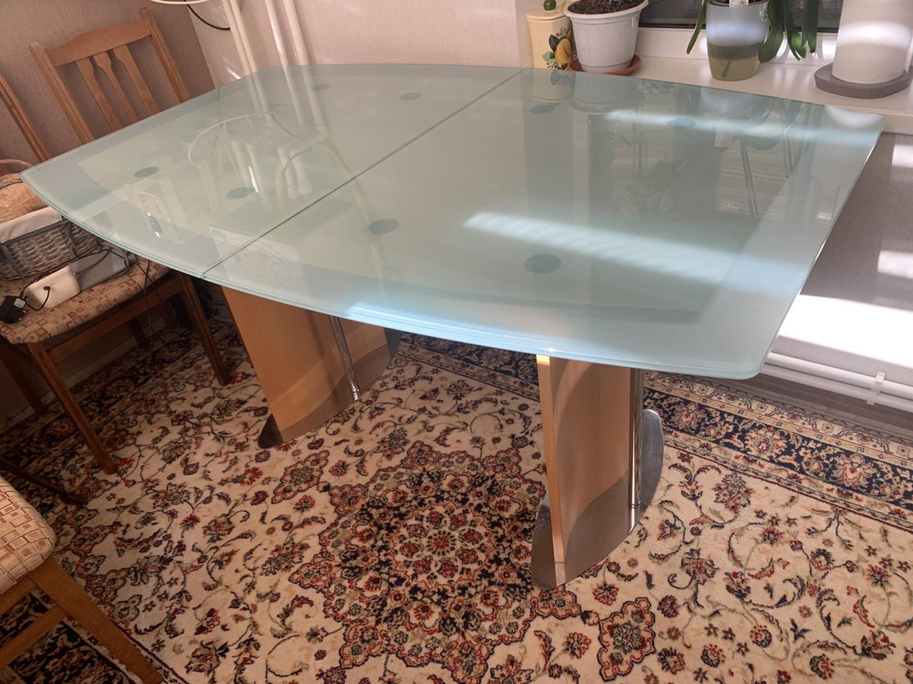 Masa de bucatarie din sticla extensibila