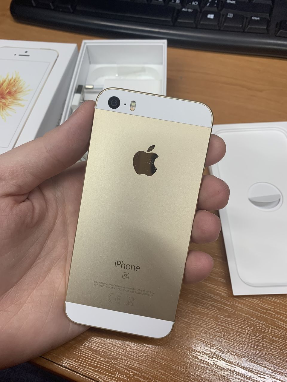 iPhone SE Gold 32GB