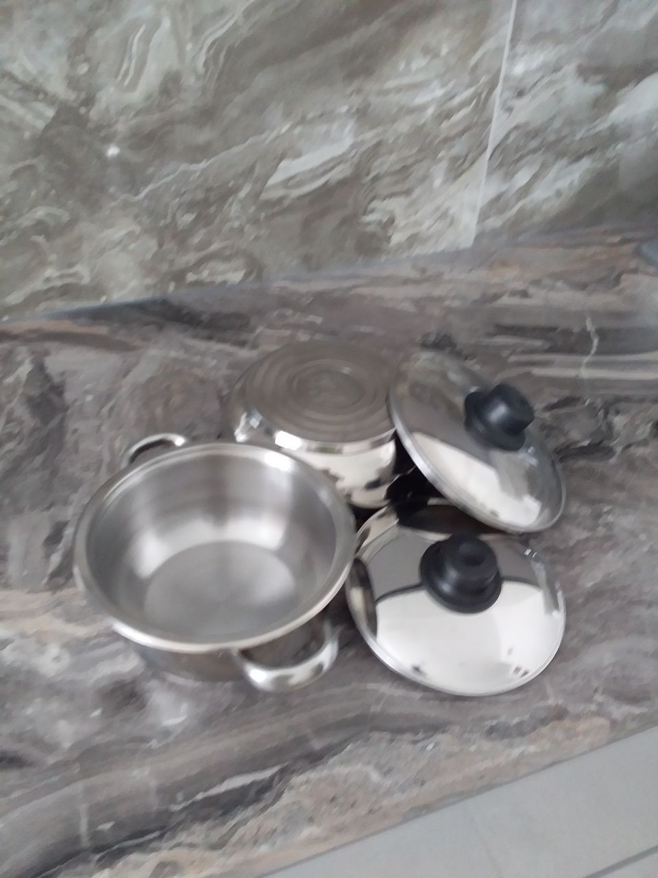 Кастрюли с крышкой.