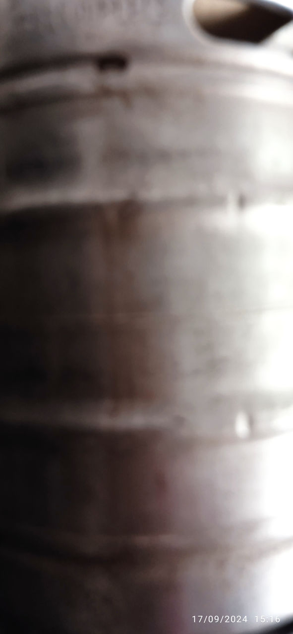 Se vind butoaie inox