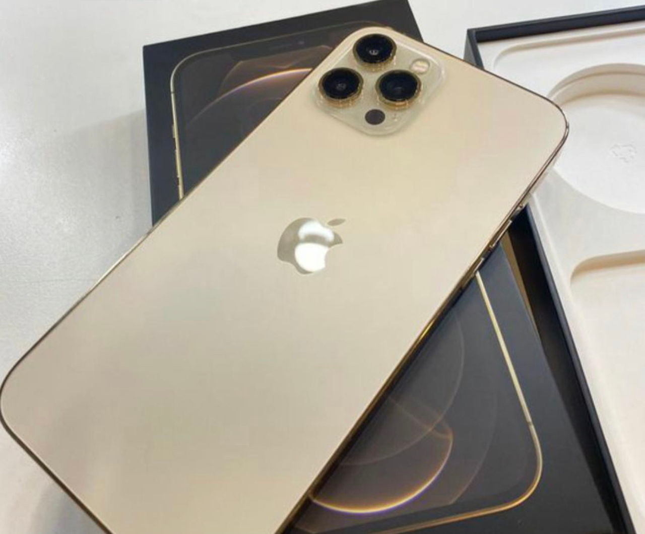 Vind Iphone 12 pro max Gold