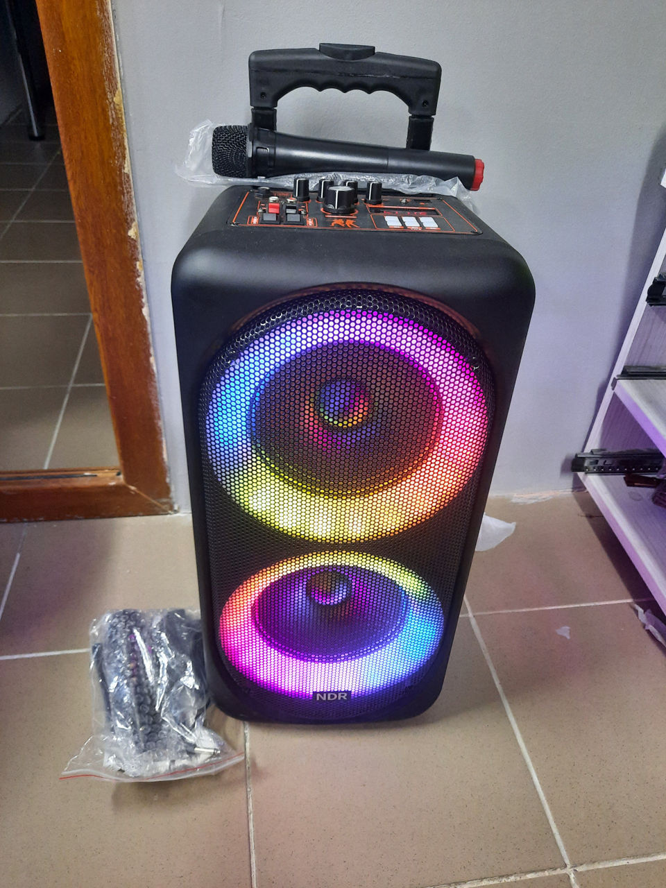 Boxa cu acumulator 2 microfoane , Blueetooth, MP3 extra bass, adusa din ...