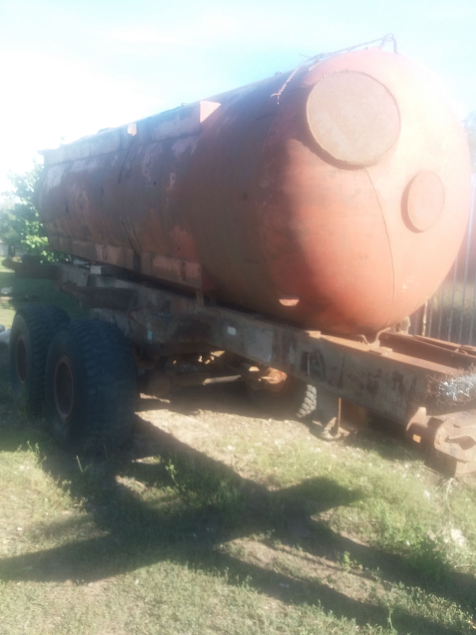 Se vinde cisterna si butoi stîlpi și sîrmă